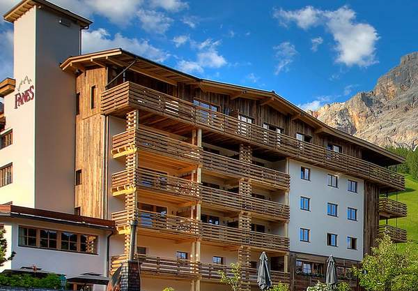 St. Kassian/Alta Badia: Alpiner Chic vor Traum-Bergkulisse – DaCabrio ...